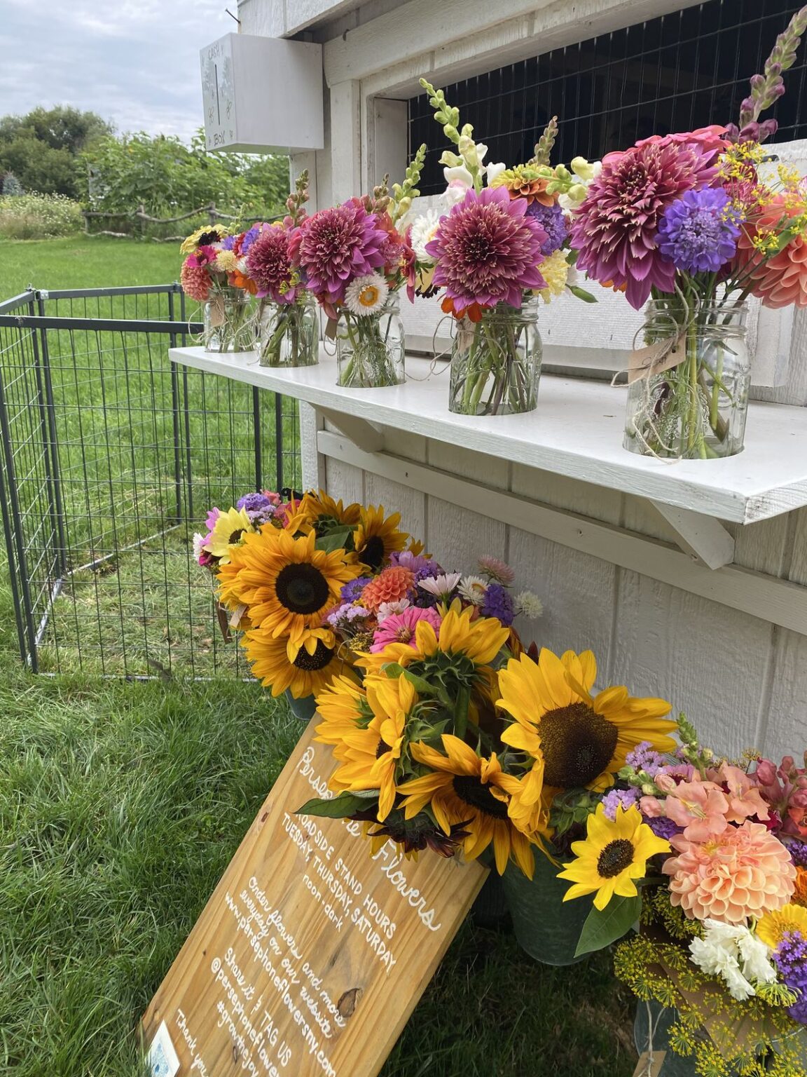 15 Roadside Flower Stand Ideas That Actually Stop Cars (And Sell Fast ...